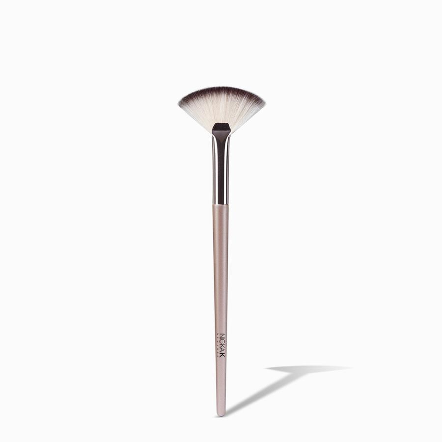 mini fan makeup brush by NICKA K - Soft Highlighting Tool | Hera BEAUTÉ